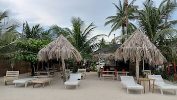Na praia, guarda-sóis de praia