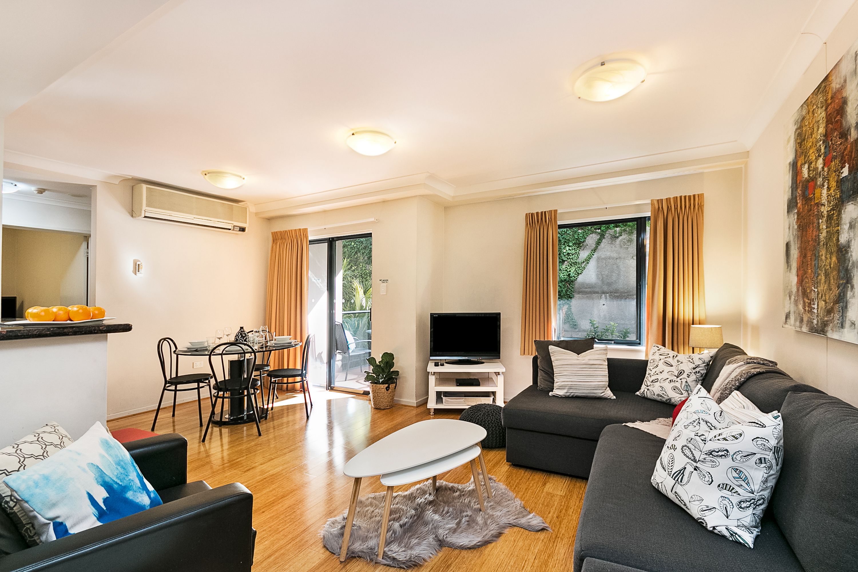 Apartamento, 2 quartos (Acacia on Mounts Bay) | Sala de estar | TV de ecrã plano, leitor de DVD 