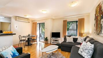 Apartamento, 2 quartos (Acacia on Mounts Bay) | Sala de estar | TV de ecrã plano, leitor de DVD