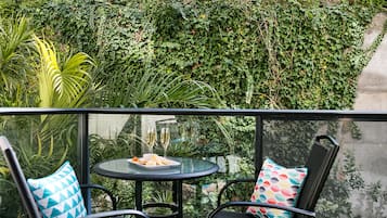 Apartamento, 2 quartos (Acacia on Mounts Bay) | Varanda