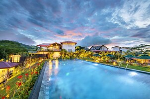 Piscina exterior, da(s) 7:00 à(s) 21:00, espreguiçadeiras 