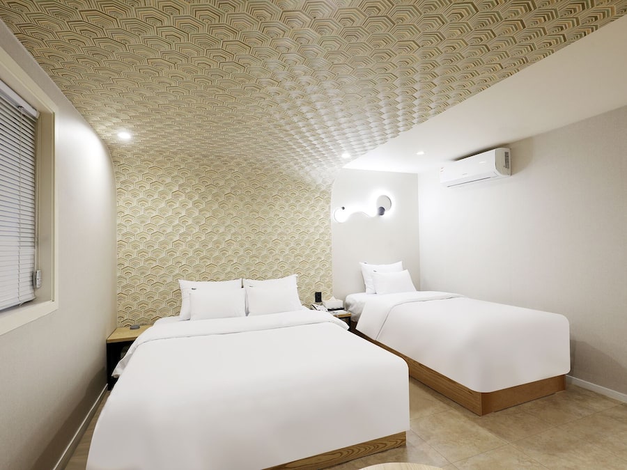 Quarto Twin Deluxe | Quartos insonorizados, Wi-fi grátis, com decoração personalizada