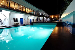 Piscina externa, funciona das 6h às 22h, espreguiçadeiras
