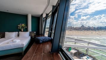 Frigobar, quartos à prova de som, Wi-Fi de cortesia, roupa de cama