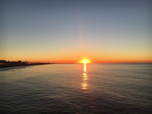 Na praia, praia de areia branca 