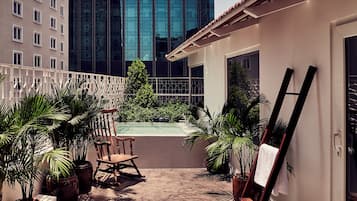 The Myst Suite with Balcony | Banheiro | Banheira e chuveiro separados, banheira de hidromassagem