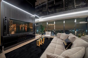 Apartamento design, vista para a cidade | Área de estar | TV LED 50 polegadas com canais a cabo, TV