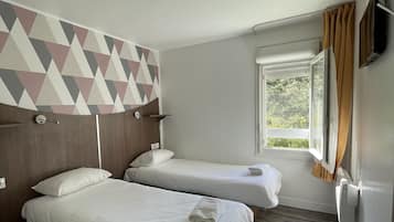 Quarto standard, 2 camas de solteiro (No) | Escrivaninha, berços grátis, Wi-Fi de cortesia