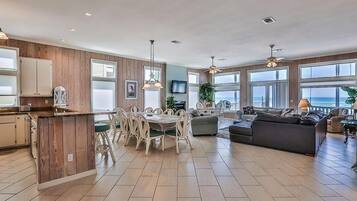 Casa, 6 quartos, vista para o oceano, em frente à praia | Sala de estar