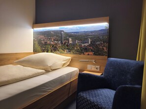 Quarto solteiro conforto, para não fumantes | Cortinas blackout, Wi-Fi de cortesia, roupa de cama