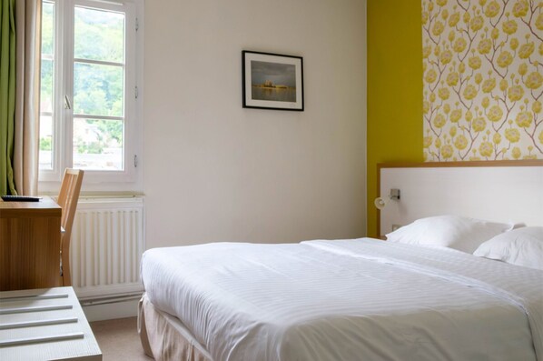 Quarto casal, vista para a cidade | Escrivaninha, cortinas blackout, Wi-Fi de cortesia