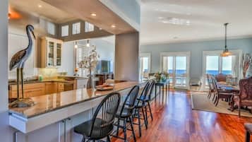 Casa, 5 quartos, vista para o oceano, em frente à praia | Refeições no quarto