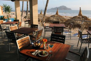 3 restaurantes: servem pequenos-almoços, almoços e jantares