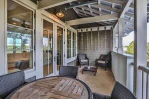 Casa, 4 quartos, em frente ao mar | Terraço/pátio interior