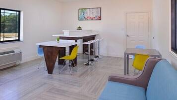 Pequeno-almoço continental incluído nos dias úteis