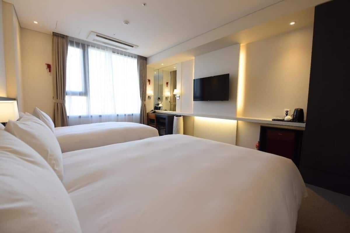 Roupas de cama premium, cofres nos quartos, escrivaninha