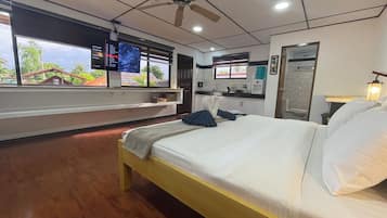 Quarto Quádruplo Premium | Roupa de alta qualidade, camas de colchão Tempur-Pedic, minibar