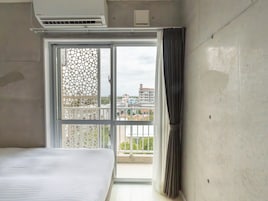 Quarto quádruplo, para não fumantes (Hotel Building) | Roupas de cama antialérgicas, edredons de pluma