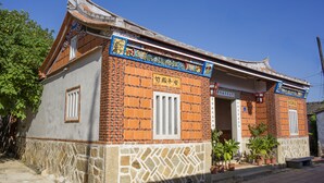 Um edifício tradicional com telhado de telhas e fachada de tijolos.