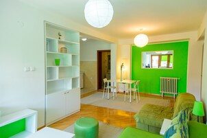 Quarto casal conforto, sacada | Área de estar | TV de tela plana, pebolim, mesa de pingue-pongue