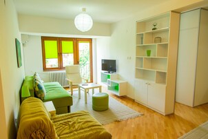 Quarto casal conforto, sacada | Escrivaninha, ferros/tábuas de passar roupa, Wi-Fi de cortesia