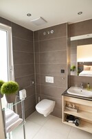 Quarto Duplo Deluxe, varanda | Casa de banho | Artigos de higiene pessoal grátis, um secador de cabelo, roupões 