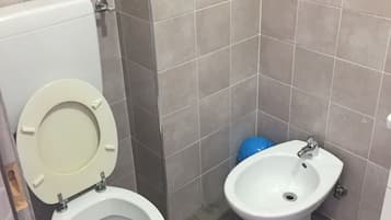 Um polibã, artigos de higiene pessoal grátis, um secador de cabelo
