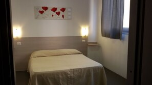 Escrivaninha, quartos à prova de som, Wi-Fi de cortesia, roupa de cama