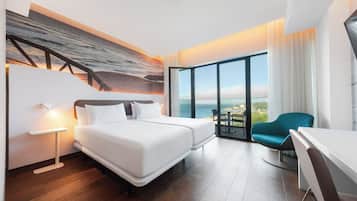 1 quarto, cofre no quarto, com mobília individualizada, secretária