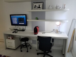Apartamento, 1 quarto | Equipamento para trabalhar no quarto