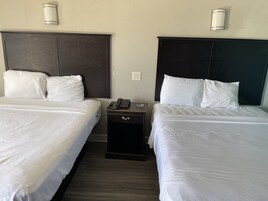 Quarto standard, 2 camas Queen, para não fumantes | Banheiro | Chuveiro/banheira combinados, produtos de toalete grátis