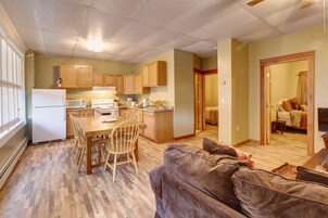 Suíte, 2 quartos | Área de estar | TV