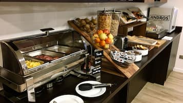 Café da manhã com buffet todos os dias (EUR 11.50 por pessoa)