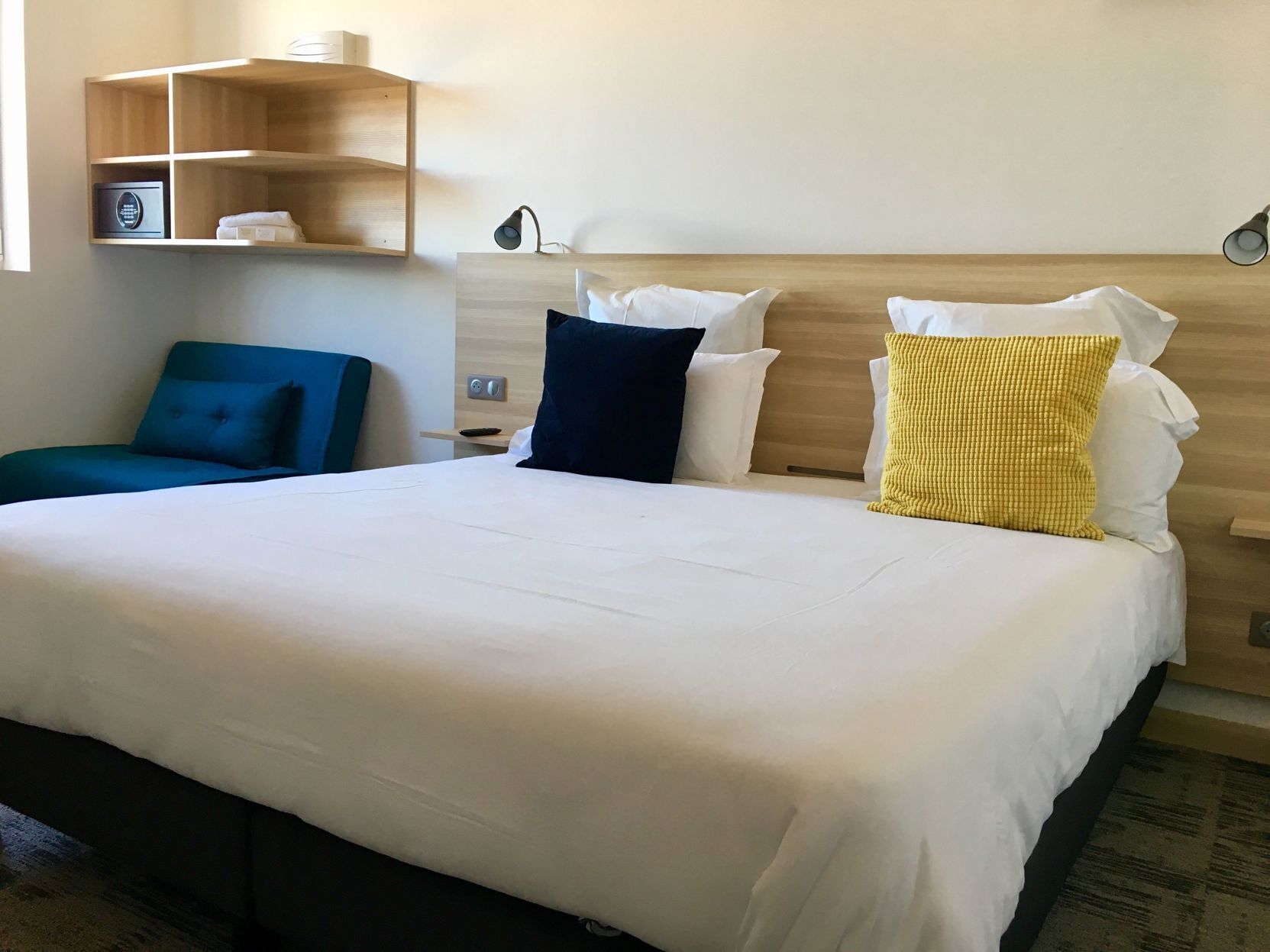 Roupas de cama premium, cofres nos quartos, individualmente decorados