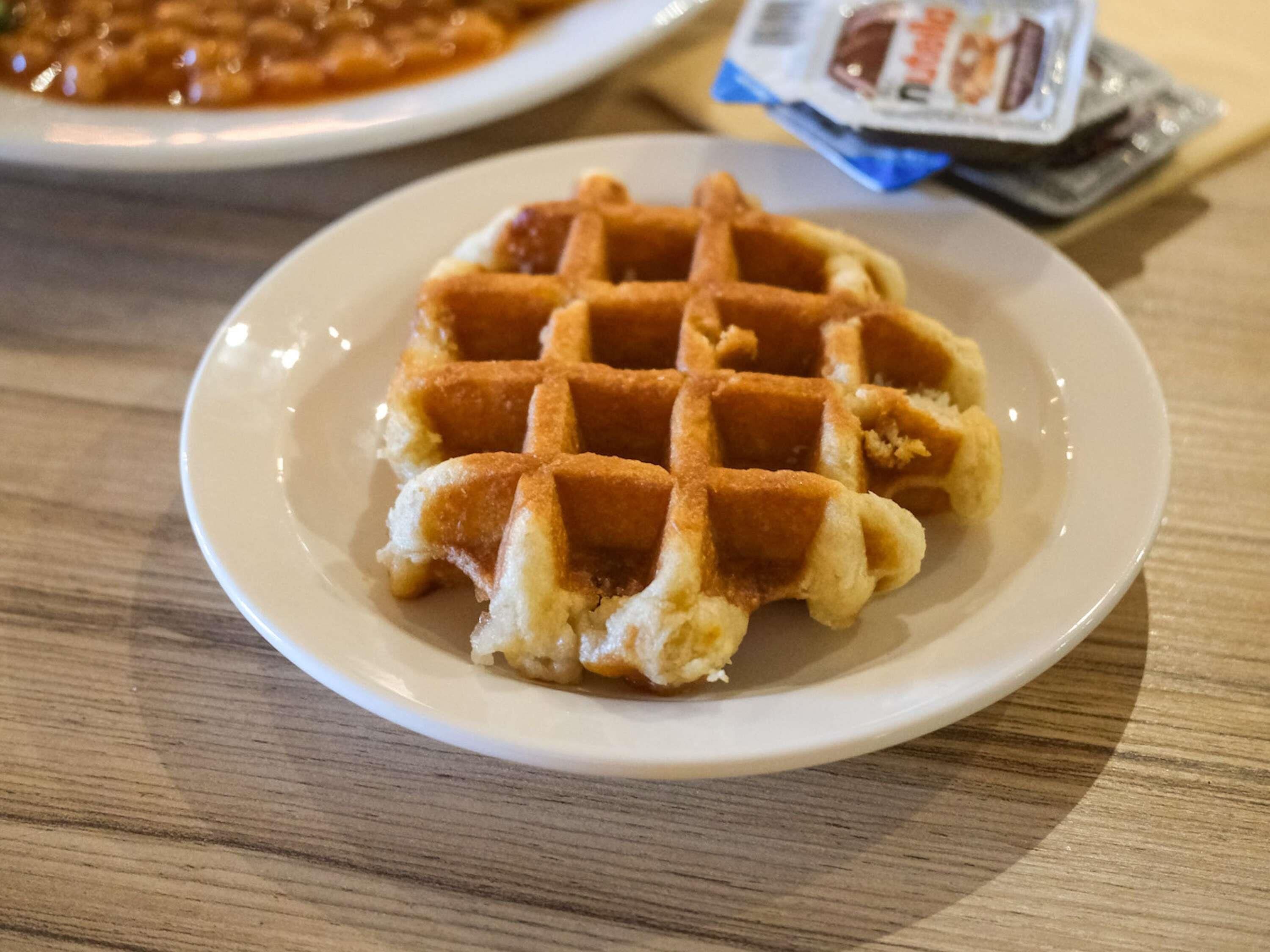 Um waffle num prato.