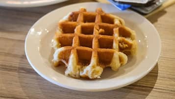 Um waffle num prato.