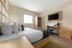 Quarto standard, 1 cama King, para não fumantes | Cofres nos quartos, escrivaninha, ferros/tábuas de passar roupa