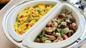Refeição servida em um prato dividido, com arroz e legumes.