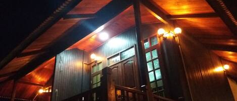 Fachada do alojamento (tarde/noite)