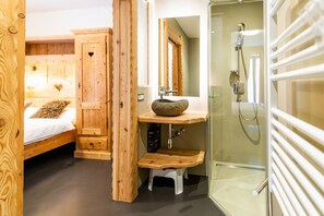 Quarto Duplo, varanda | Casa de banho | Um polibã, artigos de higiene pessoal grátis, um secador de cabelo 