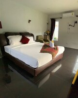 Deluxe With Bathtub | Cofres nos quartos, escrivaninha, cortinas blackout, Wi-Fi de cortesia