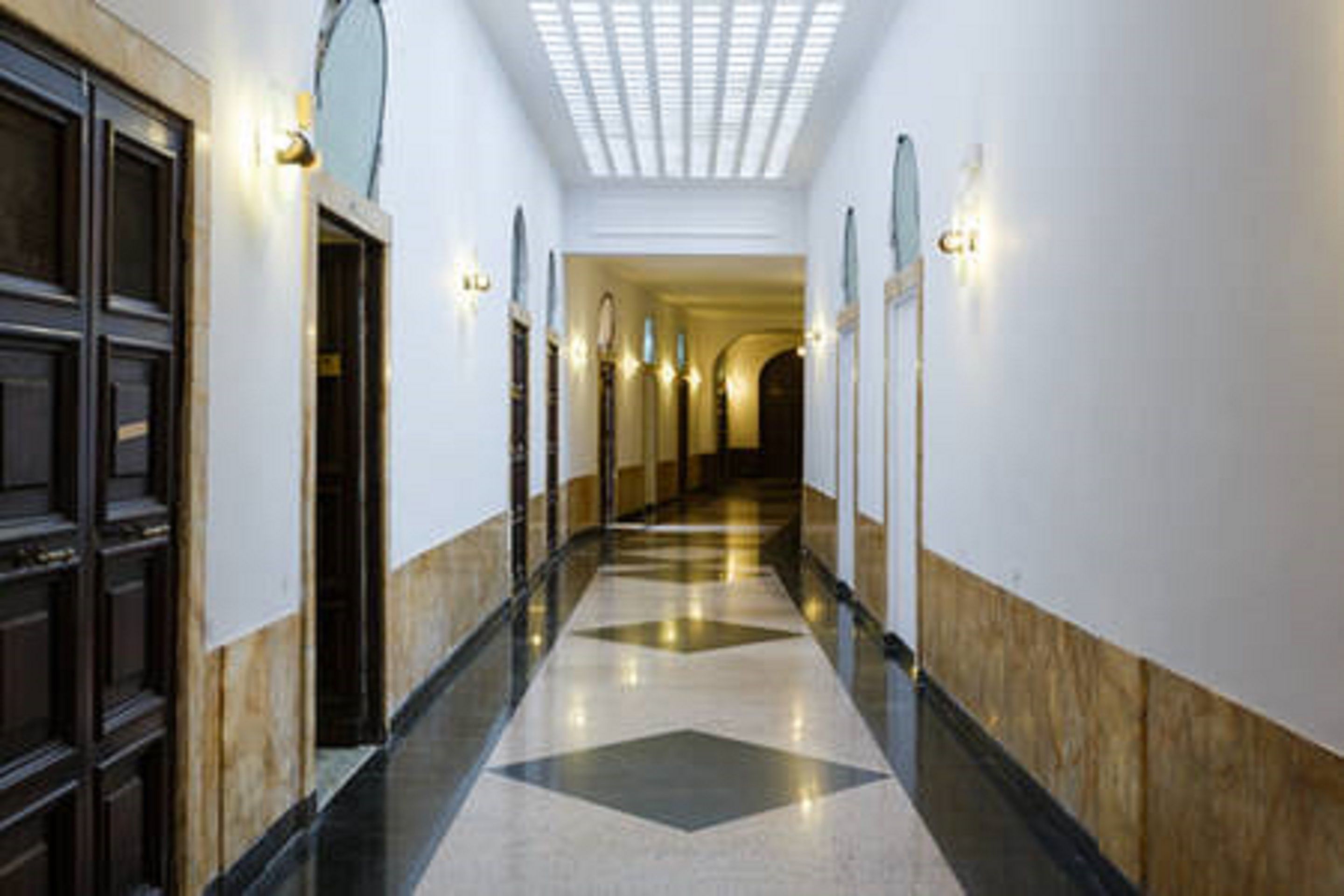 Roupa de alta qualidade, edredões de penas, cofre no quarto, secretária 
