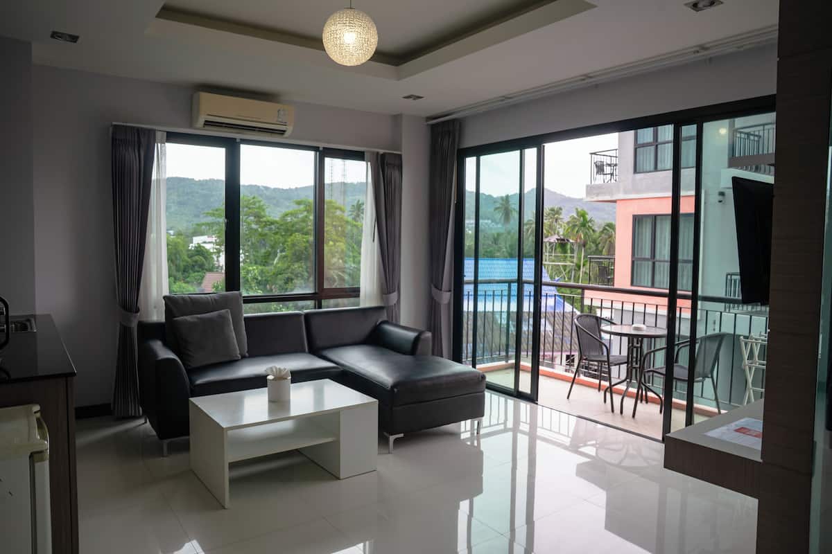 Suite Deluxe | Cofre no quarto, secretária, cortinas/cortinados opacos, Wi-fi grátis