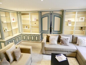 Apartamento Deluxe, 1 quarto, Vista para a cidade | Sala | TV de ecrã plano 