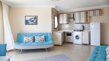 Apartamento, vista para o mar (for 3 or 4) | Sala de estar | Televisor LCD