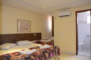 Quarto triplo standard | Frigobar, escrivaninha, Wi-Fi de cortesia, roupa de cama