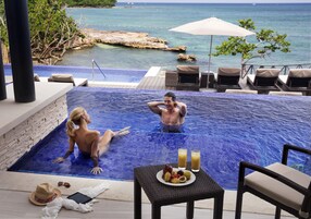 Sunset Swim Out Suite | Roupas de cama premium, frigobar, cofres nos quartos, escrivaninha