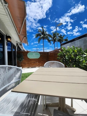 3 restaurantes: servem almoços e jantares
