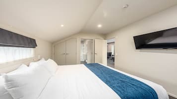 Apartamento premium, 2 quartos | Escrivaninha, espaço de trabalho para notebook, quartos à prova de som