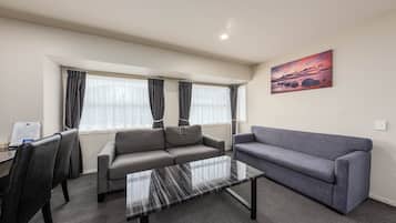 Apartamento premium, 2 quartos | Área de estar | TV de plasma 43 polegadas com canais via satélite, TV